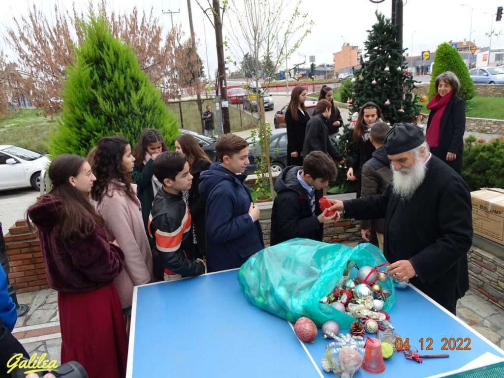 2022 4 ΔΕΚ. Ο ΣΤΟΛΙΣΜΟΣ ΤΟΥ ΔΕΝΤΡΟΥ ΤΩΝ ΧΡΙΣΤΟΥΓΕΝΝΩΝ ΣΤΟΝ Ι.ΝΑΟ ΜΑΣ ...