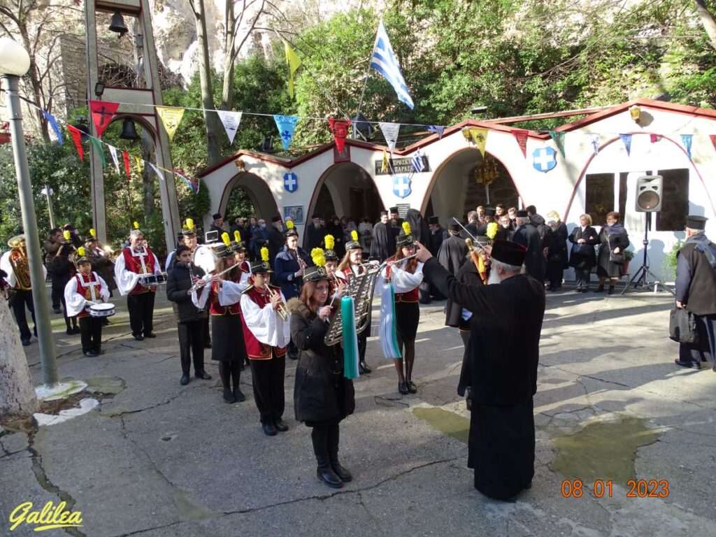 2023 8 Ιαν. ΦΩΤΟ. Η ΦΙΛΑΡΜΟΝΙΚΗ ΜΑΣ ΣΤΟΝ ΑΓΙΑΣΜΟ ΤΩΝ ΥΔΑΤΩΝ ΣΤΑ ΤΕΜΠΗ Ν ...